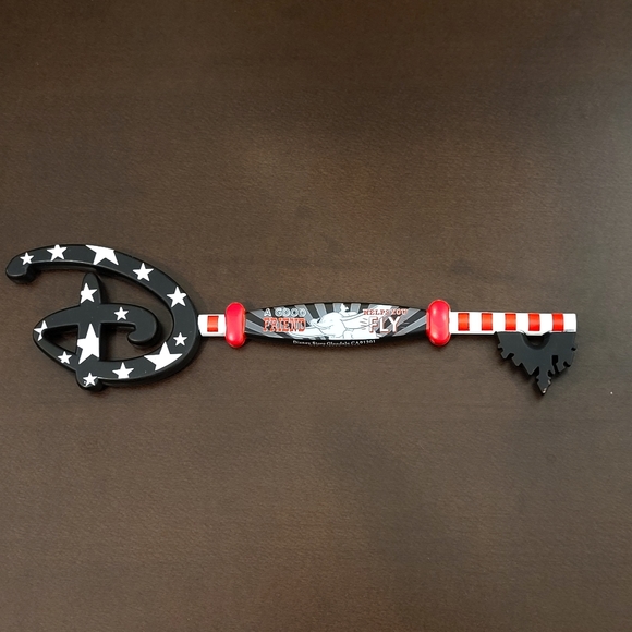 Disney | Other | Disney World Of Love Valentine Collectible Key Dumbo ...